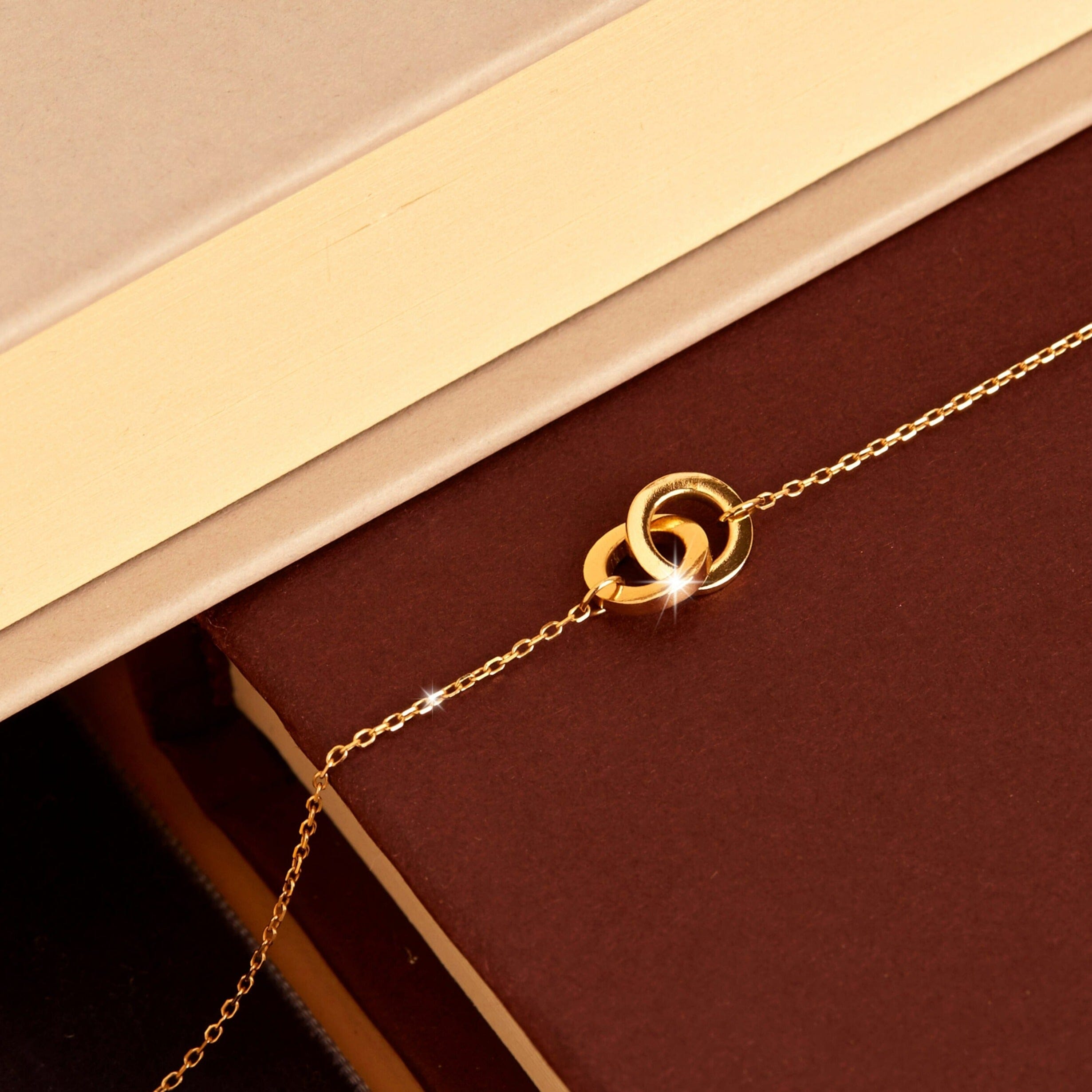 Connection Necklace in Yellow, Rose or White Gold